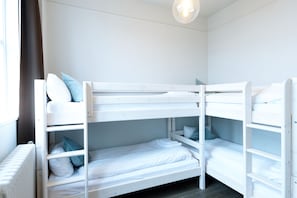 Family Suite | Cofre com capacidade para portátil, secretária