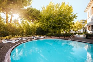 Piscina externa sazonal, espreguiçadeiras