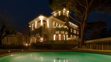 Piscina externa sazonal, espreguiçadeiras