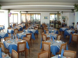 20 restaurantes, que servem almoços, jantares, também cozinha regional 