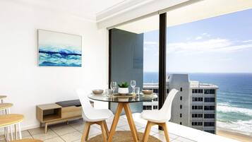 Apartamento, 1 quarto | Cofre no quarto, com decoração personalizada