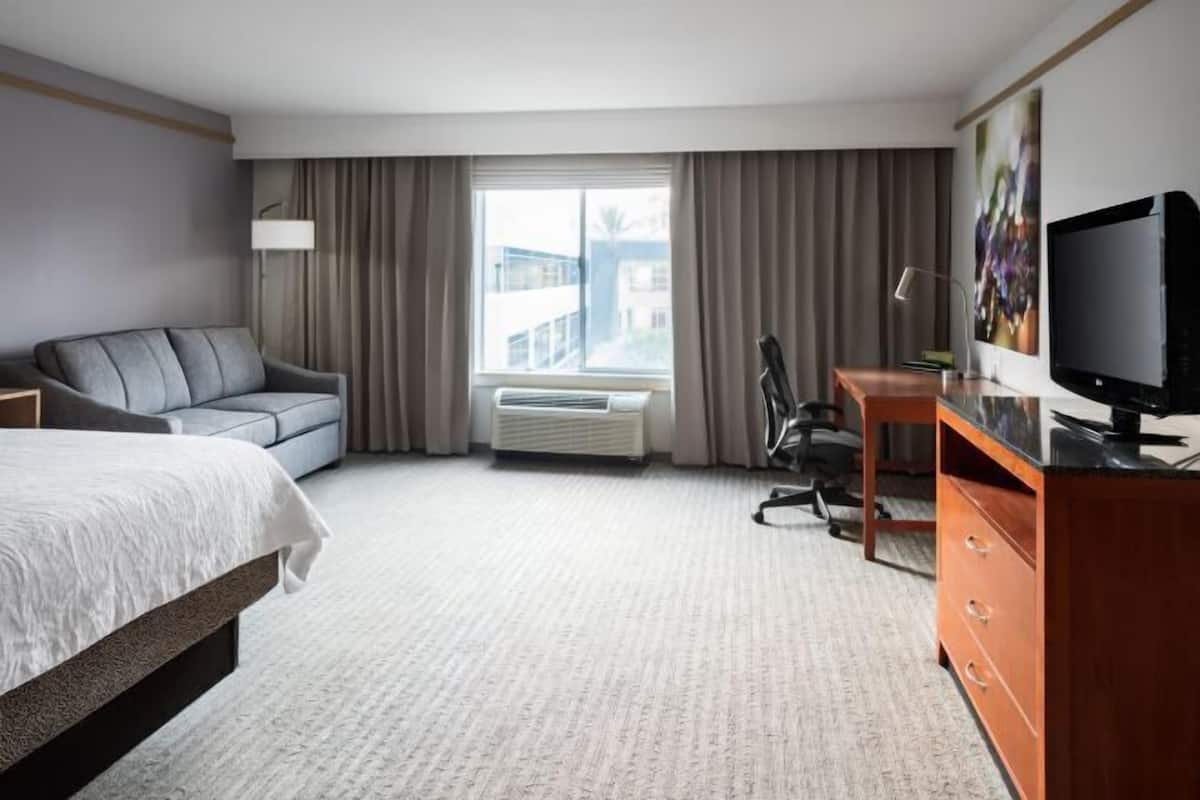 Roupas de cama premium, cofres nos quartos, escrivaninha