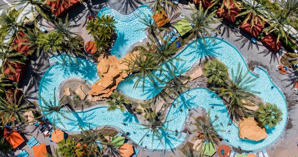 3 piscinas externas, barracas, espreguiçadeiras