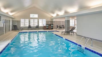 Piscina interna, espreguiçadeiras