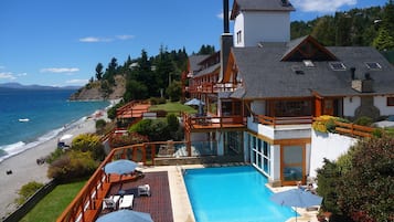 Piscina interna, piscina externa, espreguiçadeiras