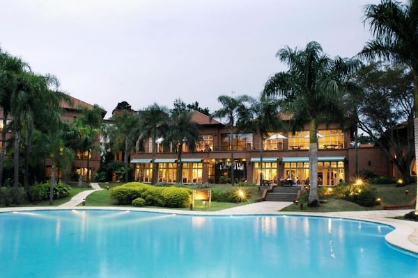 Piscina interior, 3 piscinas exteriores, guarda-sóis, espreguiçadeiras