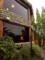 Jantares servidos, cozinha local, com vista para o oceano