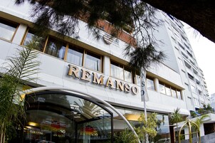 Um hotel chamado Remanso com fachada moderna, grandes janelas e entrada imponente.