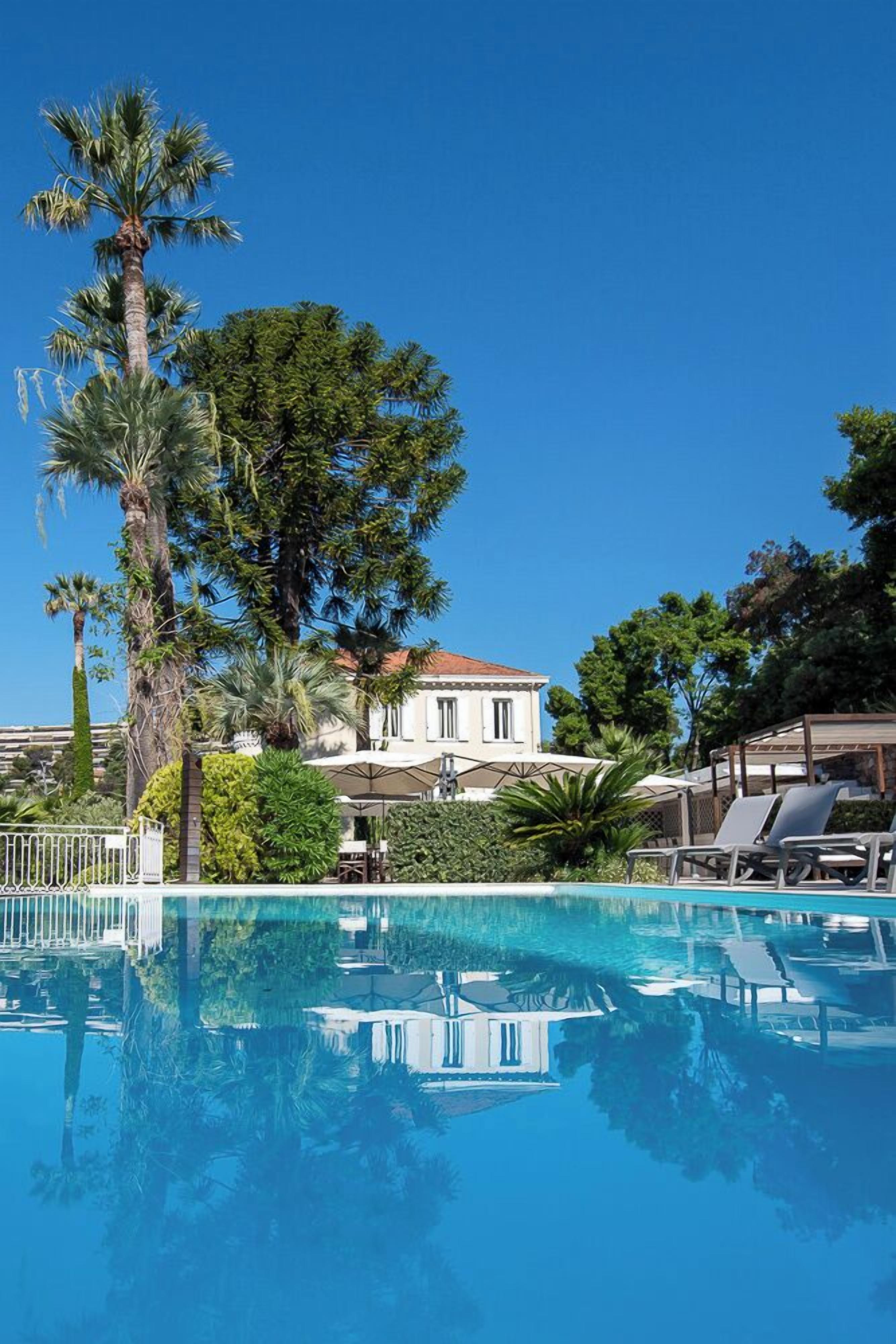 Piscina exterior sazonal, da(s) 9:00 à(s) 20:00, guarda-sóis 