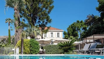 Piscina exterior sazonal, da(s) 9:00 à(s) 20:00, guarda-sóis