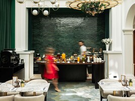 Pequeno-almoço tipo buffet diário mediante uma taxa 