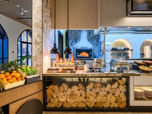 Pequeno-almoço tipo buffet diário mediante uma taxa 