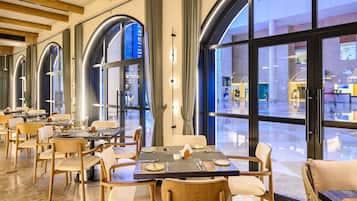 Café da manhã, almoço e jantar; culinária italiana