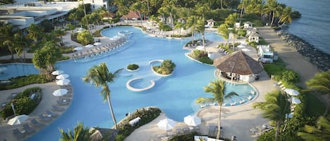 3 piscinas externas, funciona das 7h às 22h, espreguiçadeiras