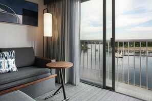 Quarto, 1 cama King e sofá-cama, vista para o rio | Roupas de cama premium, escrivaninha, espaço de trabalho para notebook