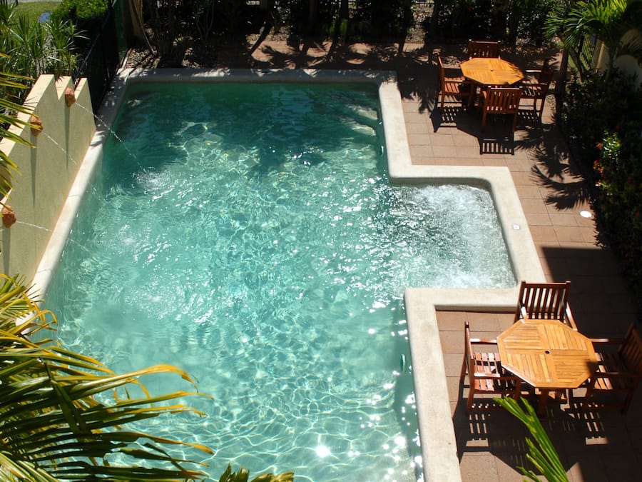 Piscina exterior, espreguiçadeiras