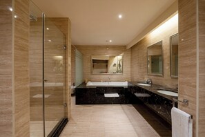 Suite Executiva, 1 cama queen-size, vista para o jardim | Casa de banho | Um polibã, um chuveiro fixo, artigos de higiene pessoal grátis 