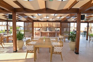 5 bares/lounges, um bar junto à piscina, um bar de praia 