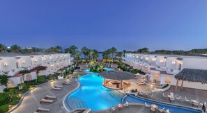Piscina interna, 2 piscinas externas, guarda-sóis, espreguiçadeiras