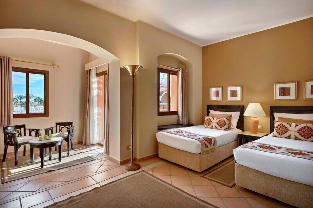 Quarto Deluxe, vista para a piscina (Queen or Twin) | 1 quarto, cofre no quarto, ferro/tábua de engomar, Wi-fi grátis 