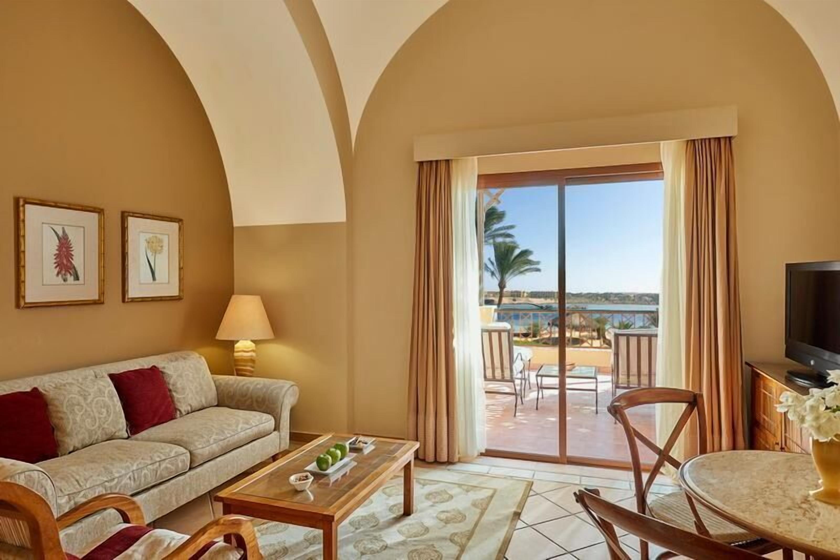 Suíte júnior, 1 cama Queen (Pool or Sea View) | Área de estar | TV LCD 32 polegadas com canais via satélite, TV