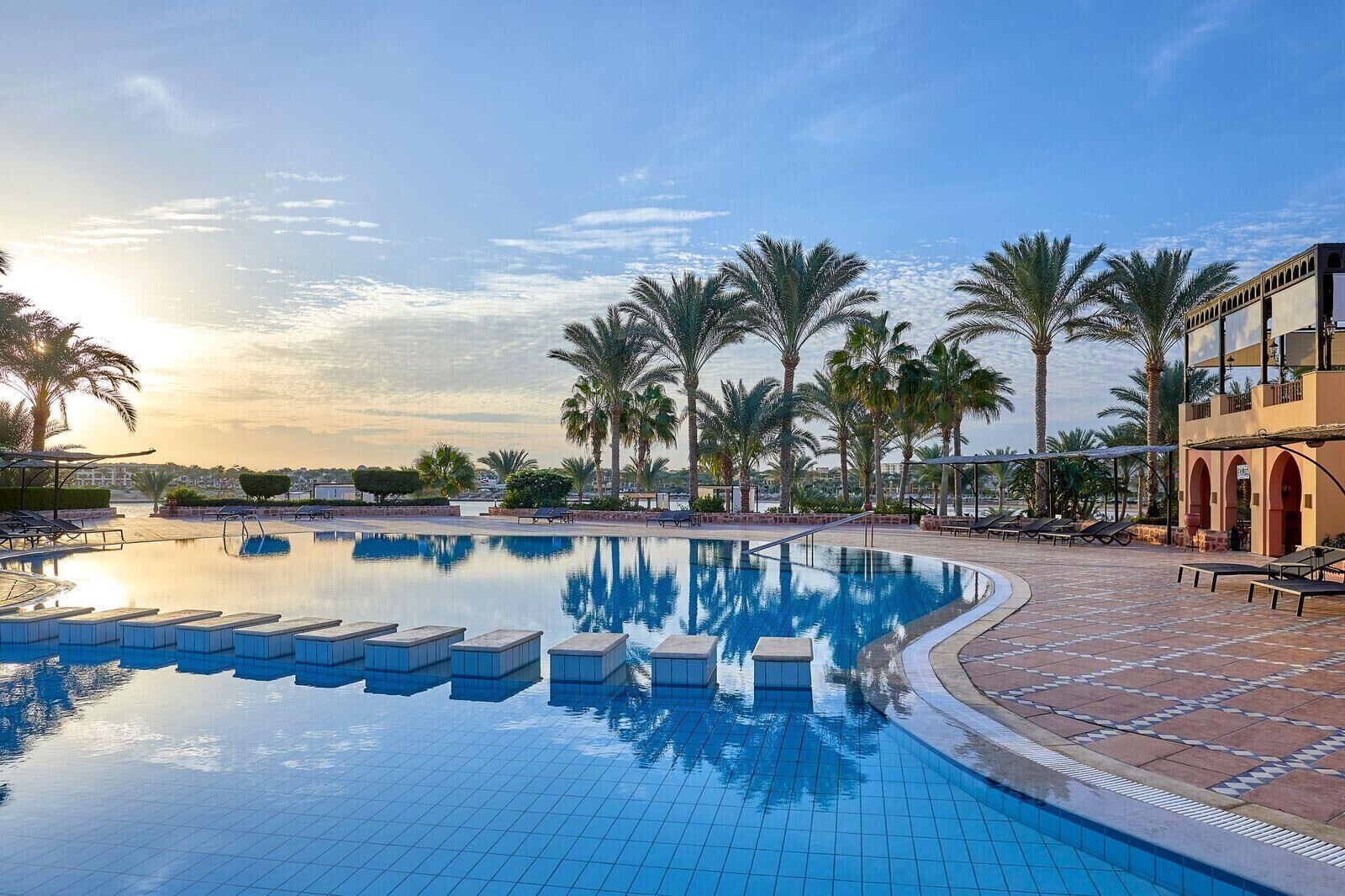 3 piscinas externas, guarda-sóis, espreguiçadeiras