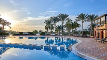 3 piscinas externas, guarda-sóis, espreguiçadeiras