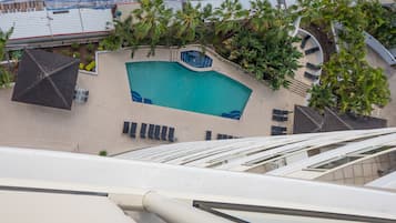 Piscina exterior, espreguiçadeiras