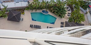 Piscina exterior, espreguiçadeiras 