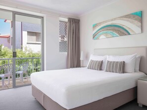 Apartamento, 2 quartos | 1 quarto, roupa de alta qualidade, cofre no quarto, secretária 