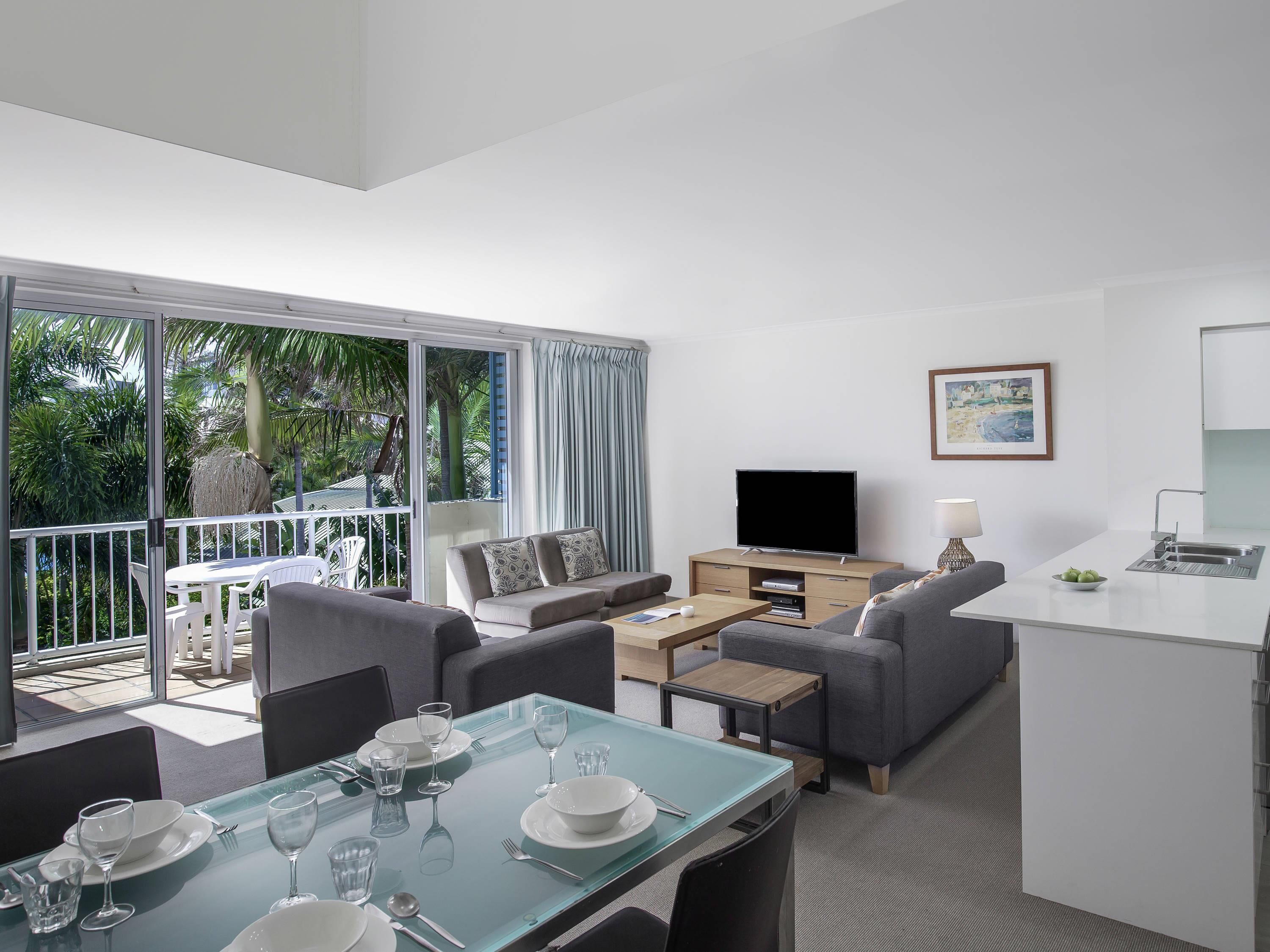 Roupa de alta qualidade, cofre no quarto, secretária 