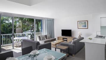 Roupa de alta qualidade, cofre no quarto, secretária