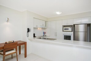 Quarto Deluxe, 3 quartos | Cozinha privada | Um frigorífico, um micro-ondas, uma máquina de lavar louça 