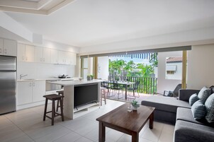 Um frigorífico, um micro-ondas, uma placa de cozinha 