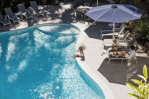 2 piscinas exteriores, guarda-sóis, espreguiçadeiras 