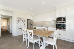 Apartamento Superior, 2 quartos | Sala de jantar