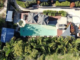Piscina externa, espreguiçadeiras