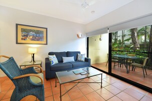 Apartamento standard, 1 quarto | Área de estar | TV de tela plana 35 polegadas com canais digitais, TV, DVD player