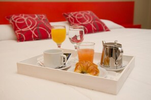 Minibar, cofre no quarto, secretária, ferro/tábua de engomar 