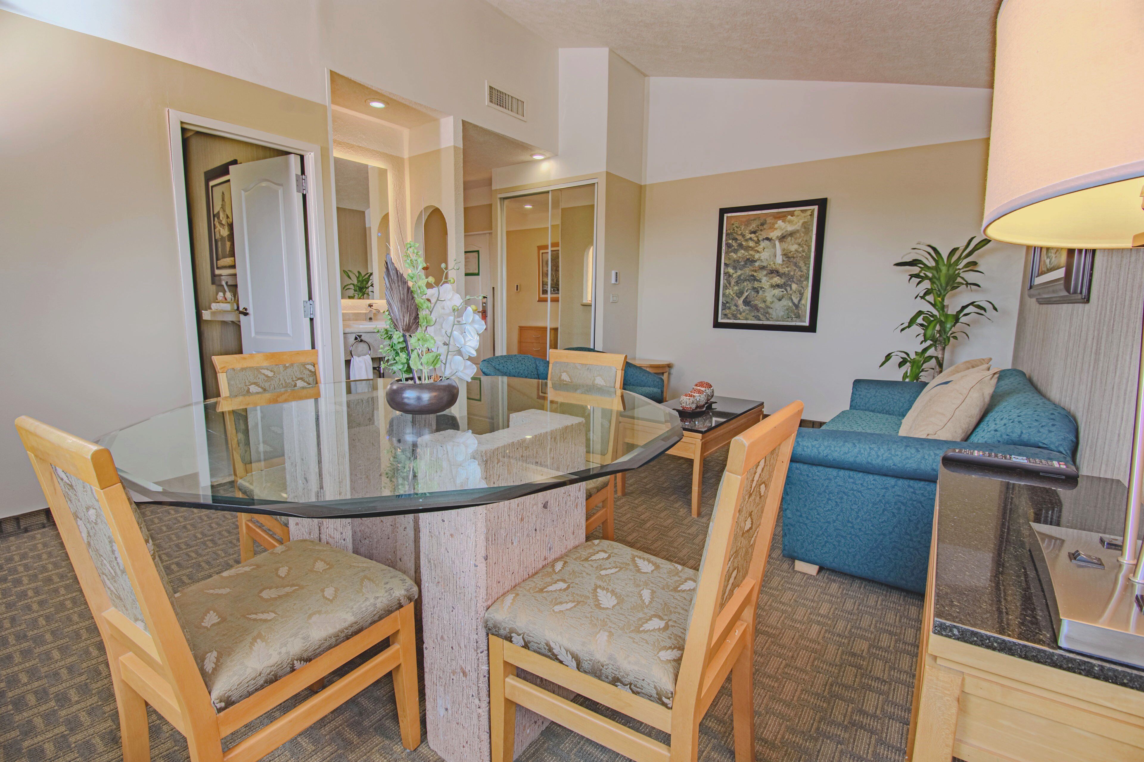 1 quarto, cofre no quarto, secretária, quartos insonorizados 