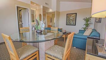 1 quarto, cofre no quarto, secretária, quartos insonorizados