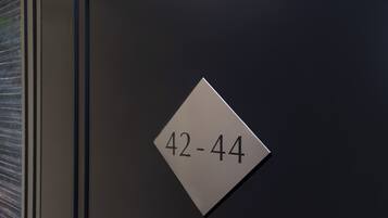 Uma placa metálica com os números '42-44' indicando números de quartos.