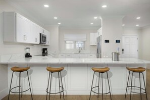 Penthouse Deluxe, 4 quartos, junto ao mar (Recently Renovated) | Cozinha privada | Um frigorífico, um micro-ondas, uma cafeteira/bule 