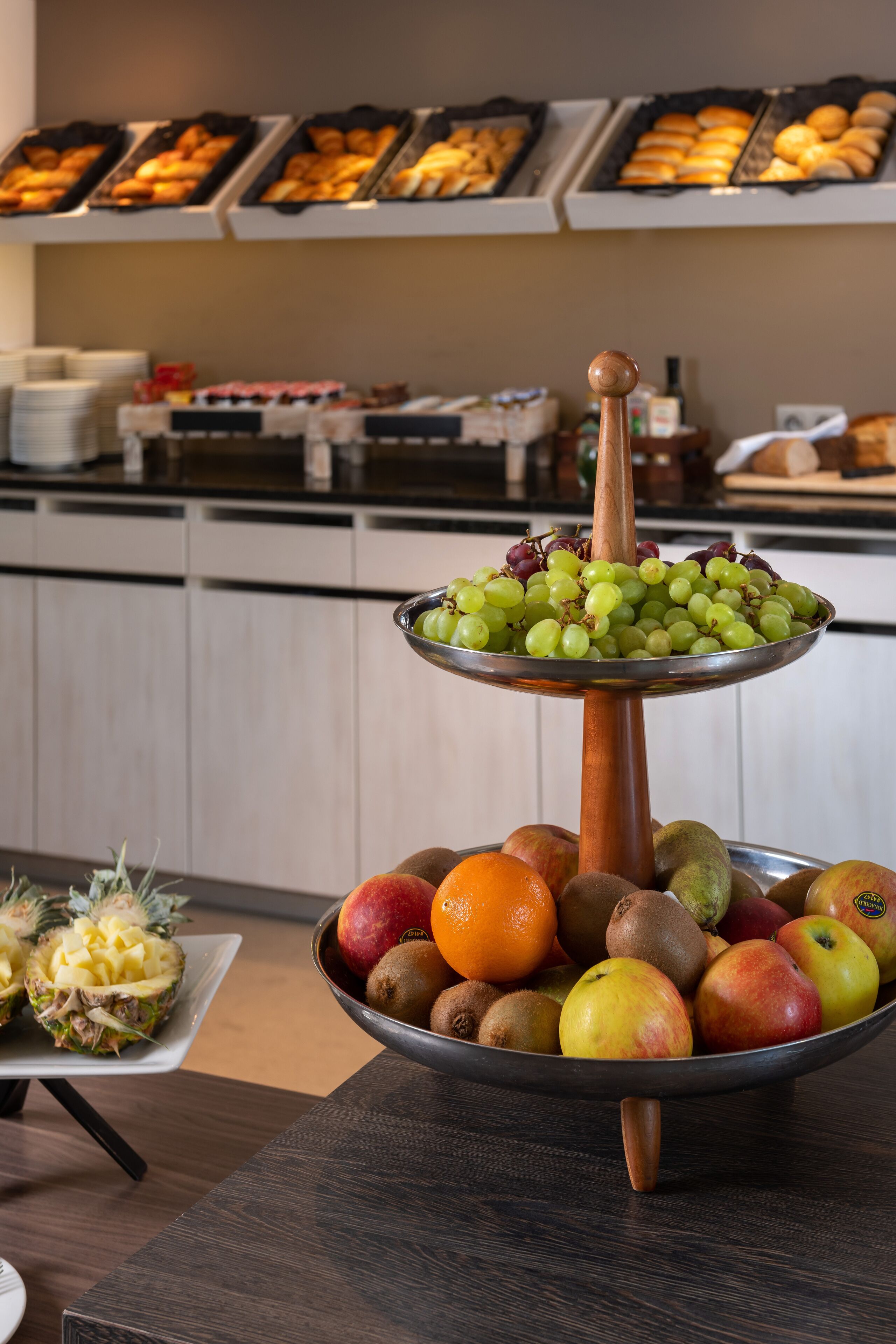 Exposição de frutas com uma variedade, incluindo maçãs, laranjas e uvas.