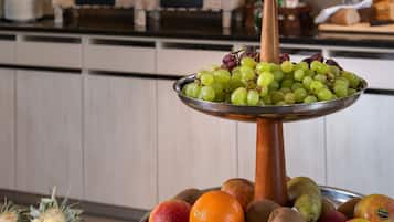Exposição de frutas com uma variedade, incluindo maçãs, laranjas e uvas.