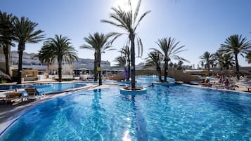 Piscina interna, 2 piscinas externas, guarda-sóis, espreguiçadeiras