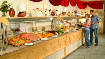 3 restaurantes, é servido café da manhã