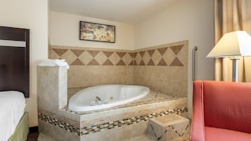 Quarto Standard, 1 cama king-size, não fumadores, banheira de hidromassagem | Secretária, ferro/tábua de engomar, berços/camas para crianças grátis