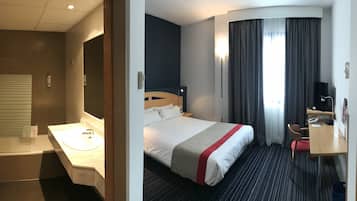 Quarto standard, 1 cama Queen (Free Breakfast) | Escrivaninha, espaço de trabalho para notebook, cortinas blackout