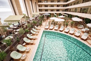 Piscina interna, piscina externa, espreguiçadeiras